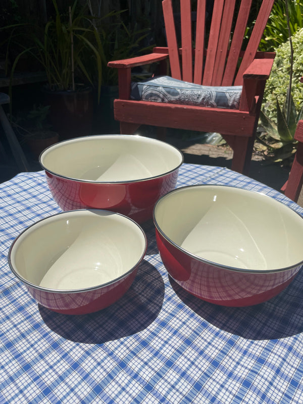 Set of red enamel bowls - Antares Furnishings